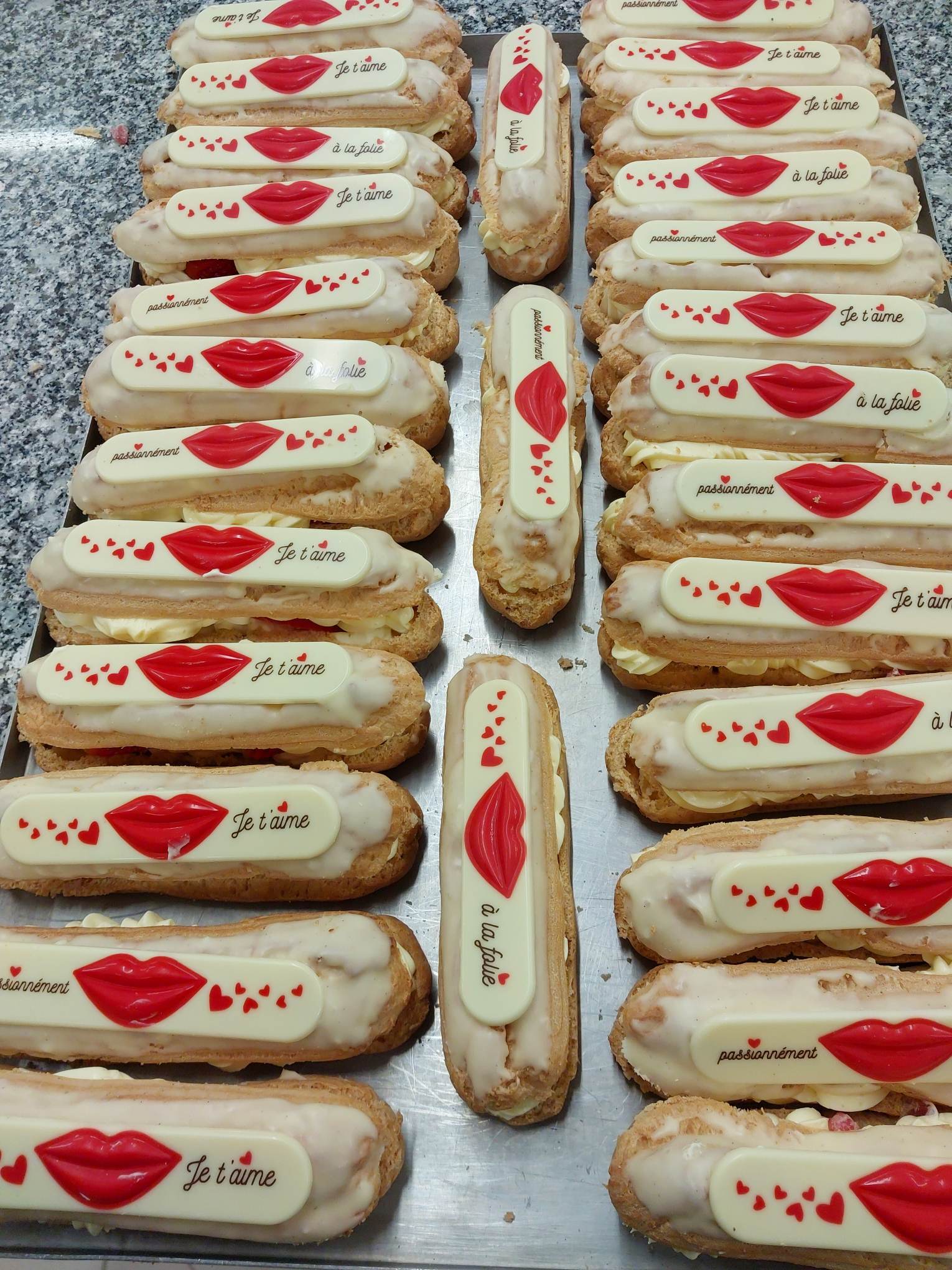 Eclair St Valentin fraise Choco blanc - MAISON DESERT